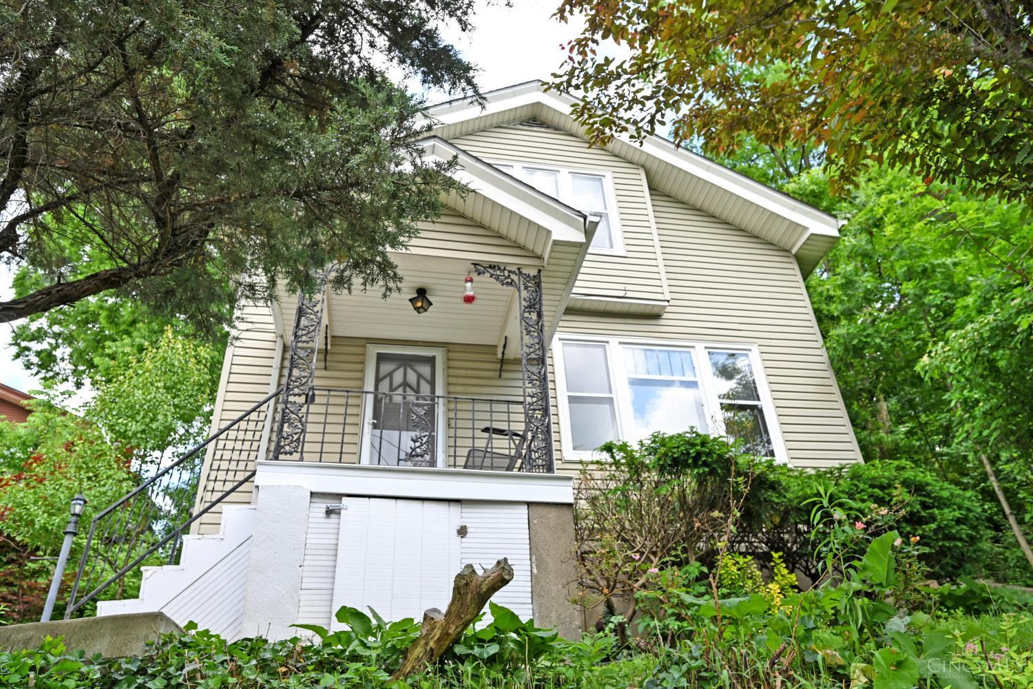 725 Riddle Road Cincinnati OH 45220 - MLS# 1837625